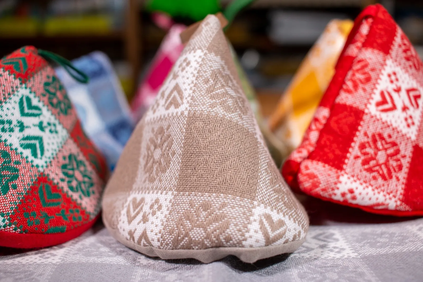 Tessuti Tirolesi: Eleganza, Tradizione e Stile per Ogni Tavola